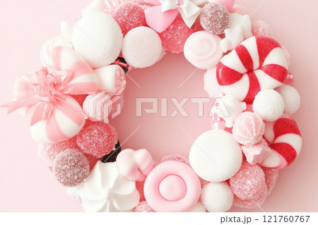 Festive candy wreath with pink and red sweets...のイラスト素材 [121760767] - PIXTA