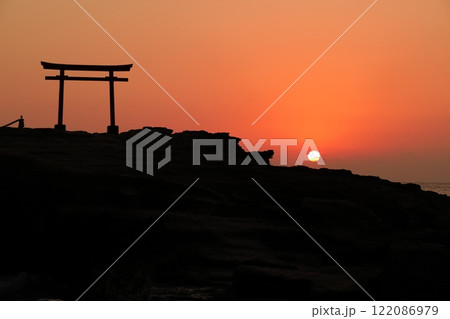 （静岡県）白濱神社・大明神岩の赤鳥居 日の出の写真素材 [122086979] - PIXTA