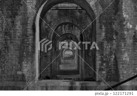 京都 南禅寺 水路閣 紅葉；Suiro-kaku, Nanzen-ji, Kyotoの写真素材 [122171291] - PIXTA