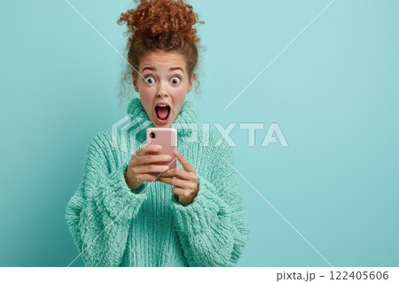 Young woman shows startled expression while...のイラスト素材 [122405606] - PIXTA
