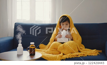 Sick child using humidifier for flu relief のイラスト素材 [122428443] - PIXTA
