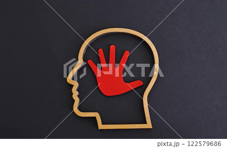 Head outline and a stop hand sign. Mental...の写真素材 [122579686] - PIXTA