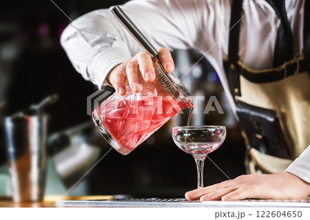 Male bartender is making cocktail pouring...の写真素材 [122604650] - PIXTA
