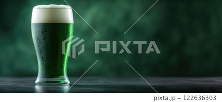 Tall pint glass filled with deep green beer on...のイラスト素材 [122636303 ...