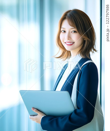 ノートパソコンを持った女性・ビジネスウーマン「AI生成画像」のイラスト素材 [122797986] - PIXTA