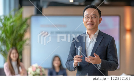 Confident CEO presenting new ideas at corporate...のイラスト素材 [122852162 ...