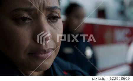 Female Paramedic Crying After a Rescue...のイラスト素材 [122938609] - PIXTA