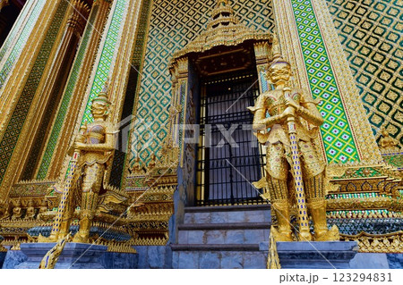 Golden statues at Temple entranceの写真素材 [123294831] - PIXTA