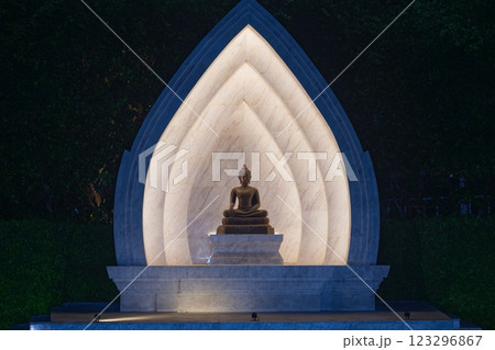 Buddha statue illuminated in blueの写真素材 [123296867] - PIXTA