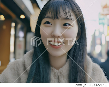 AI生成画像 街を歩く笑顔の若い女性の顔のアップのイラスト素材 [123322149] - PIXTA