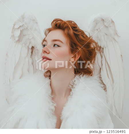 Model poses with angel wings fur coatのイラスト素材 [123516491] - PIXTA