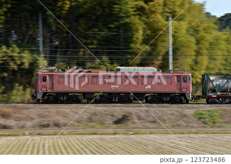 鹿児島本線を走るEF81302コンテナ貨物列車の写真素材 [123723486] - PIXTA