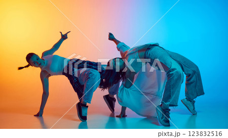 Synchronized movements. Two young women in...の写真素材 [123832516] - PIXTA