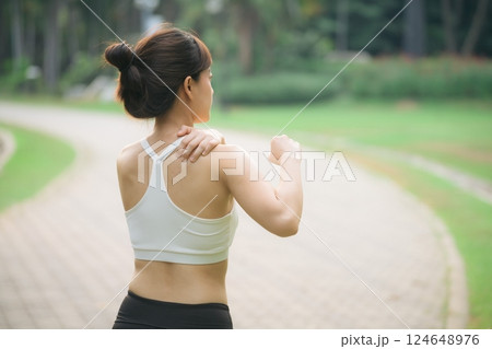 Shoulder pain problem. woman jogger. 30s asian...の写真素材 [124648976] - PIXTA