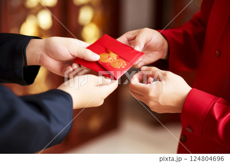 a lucky red packet for person in Chinese New...のイラスト素材 [124804696] - PIXTA