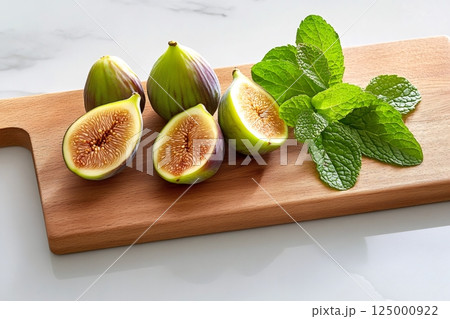 Fresh figs and mint leaves lying on wooden...のイラスト素材 [125000922] - PIXTA