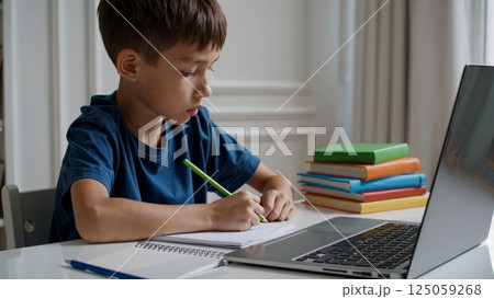 Elementary student learning remotely, writing...のイラスト素材 [125059268] - PIXTA