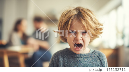 A child cries while parents argue in the...のイラスト素材 [125152711] - PIXTA