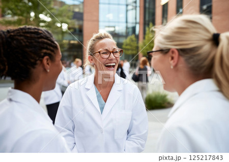 Group of female doctors laughing together...のイラスト素材 [125217843] - PIXTA