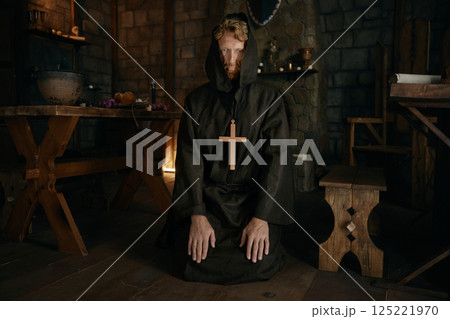 Medieval monk praying to God looking upward in...の写真素材 [125221970] - PIXTA