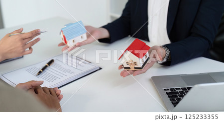 Property Choices and Real Estate Consultation....の写真素材 [125233355] - PIXTA