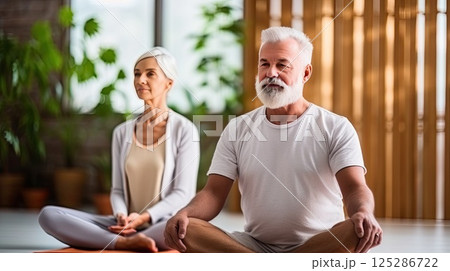 Meditating with group during yoga session....のイラスト素材 [125286722] - PIXTA
