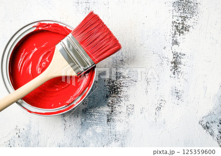 Red paintbrush resting on open can of red paint...のイラスト素材 [125359600 ...