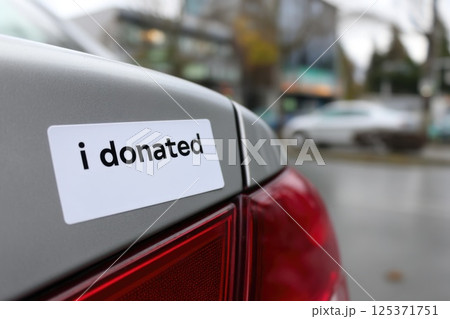 Car with "I Donated" Bumper Stickerのイラスト素材 [125371751] - PIXTA