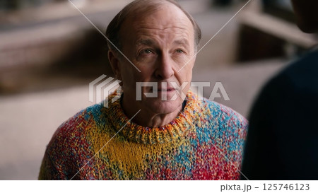 Elderly man listening to someone outsideのイラスト素材 [125746123] - PIXTA
