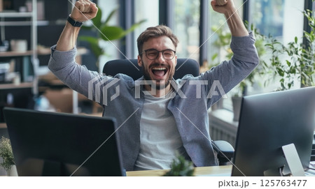 Software Developer Rejoicing in the Officeのイラスト素材 [125763477] - PIXTA
