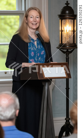 Auctioneer speaking at podium during an auction...のイラスト素材 [126330291 ...