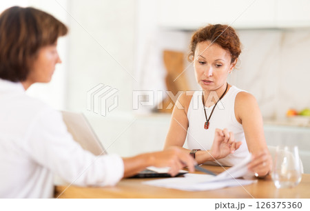 Female insurance agent tells woman the terms of...の写真素材 [126375360] - PIXTA