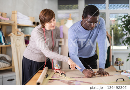 Tailors drafting new clothing pattern on paper...の写真素材 [126492205] - PIXTA