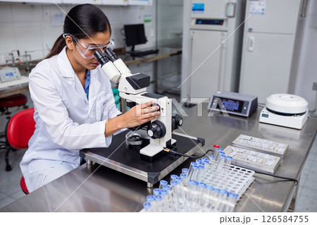 Human examination, microscope and analysis in...のイラスト素材 [126584755] - PIXTA