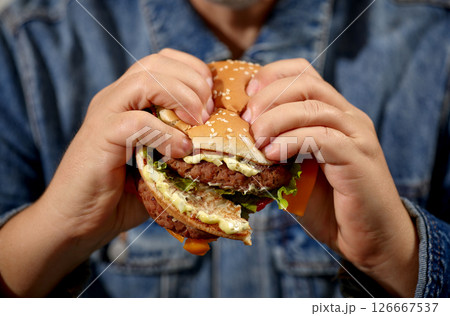 broken burger in human handsの写真素材 [126667537] - PIXTA