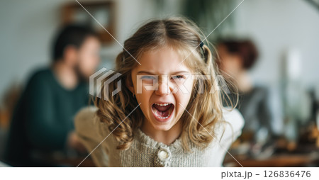 A child cries while parents argue in the...のイラスト素材 [126836476] - PIXTA
