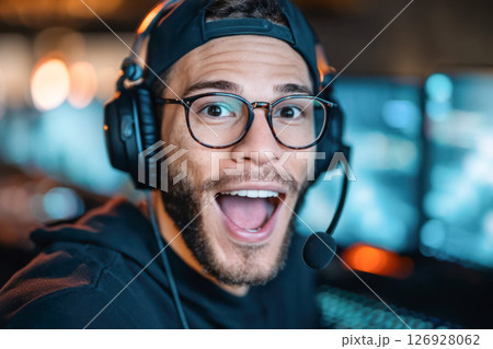 Enthusiastic gamer wearing headset is smiling...のイラスト素材 [126928062] - PIXTA