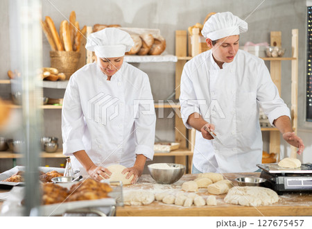Experienced female adult baker and young male...の写真素材 [127675457] - PIXTA