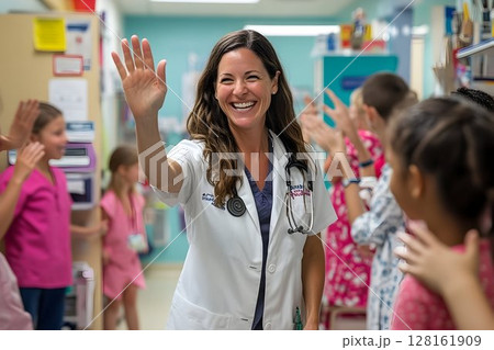Smiling Doctor Waving Goodbye to Cheering...のイラスト素材 [128161909] - PIXTA