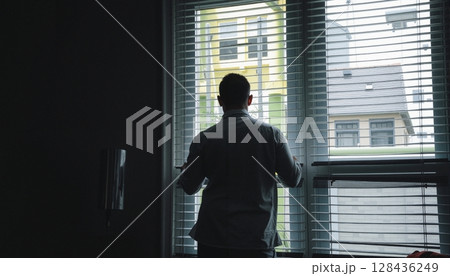Man peering through window blindsのイラスト素材 [128436249] - PIXTA