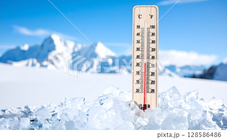 Sub Zero Temperatures with Thermometer and Ice...のイラスト素材 [128586486 ...
