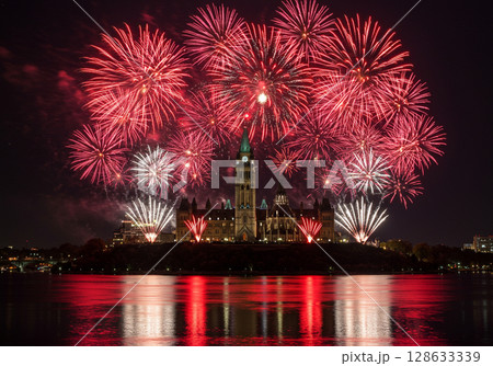 Canada Day Fireworks over Parliament Hillのイラスト素材 [128633339] - PIXTA
