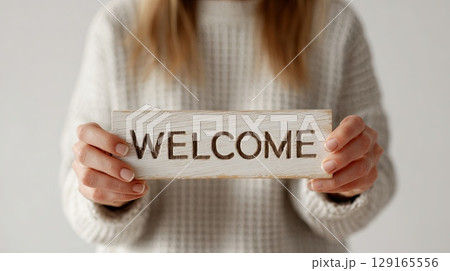 Woman Holding Welcome Sign on White Backgroundのイラスト素材 [129165556] - PIXTA