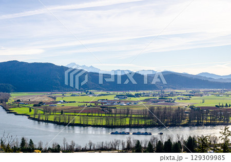 View of lush green valley Fraser Valley and the...の写真素材 [129309985] - PIXTA