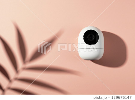 Smart Home Security Camera on Pink Backgroundのイラスト素材 [129676147] - PIXTA