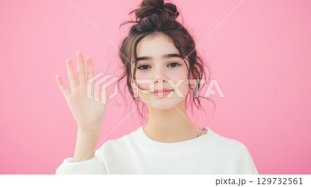 pretty girl waving hello pink backgroundのイラスト素材 [129732561] - PIXTA