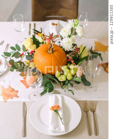 Elegant Thanksgiving Table Setting with Pumpkin...のイラスト素材 [129911385 ...