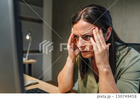 Woman intensely staring at computer.のイラスト素材 [130749458] - PIXTA