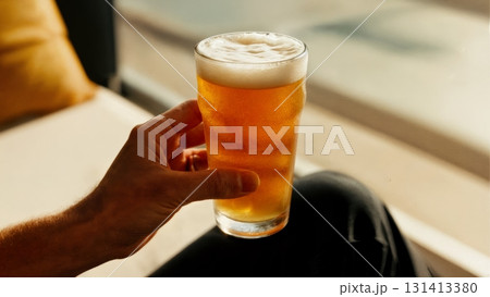 A person's hand holding a pint of beer with...のイラスト素材 [131413380] - PIXTA