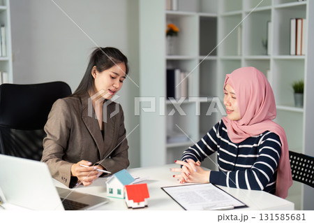 Real Estate Discussion and Client Trust. A...の写真素材 [131585681] - PIXTA
